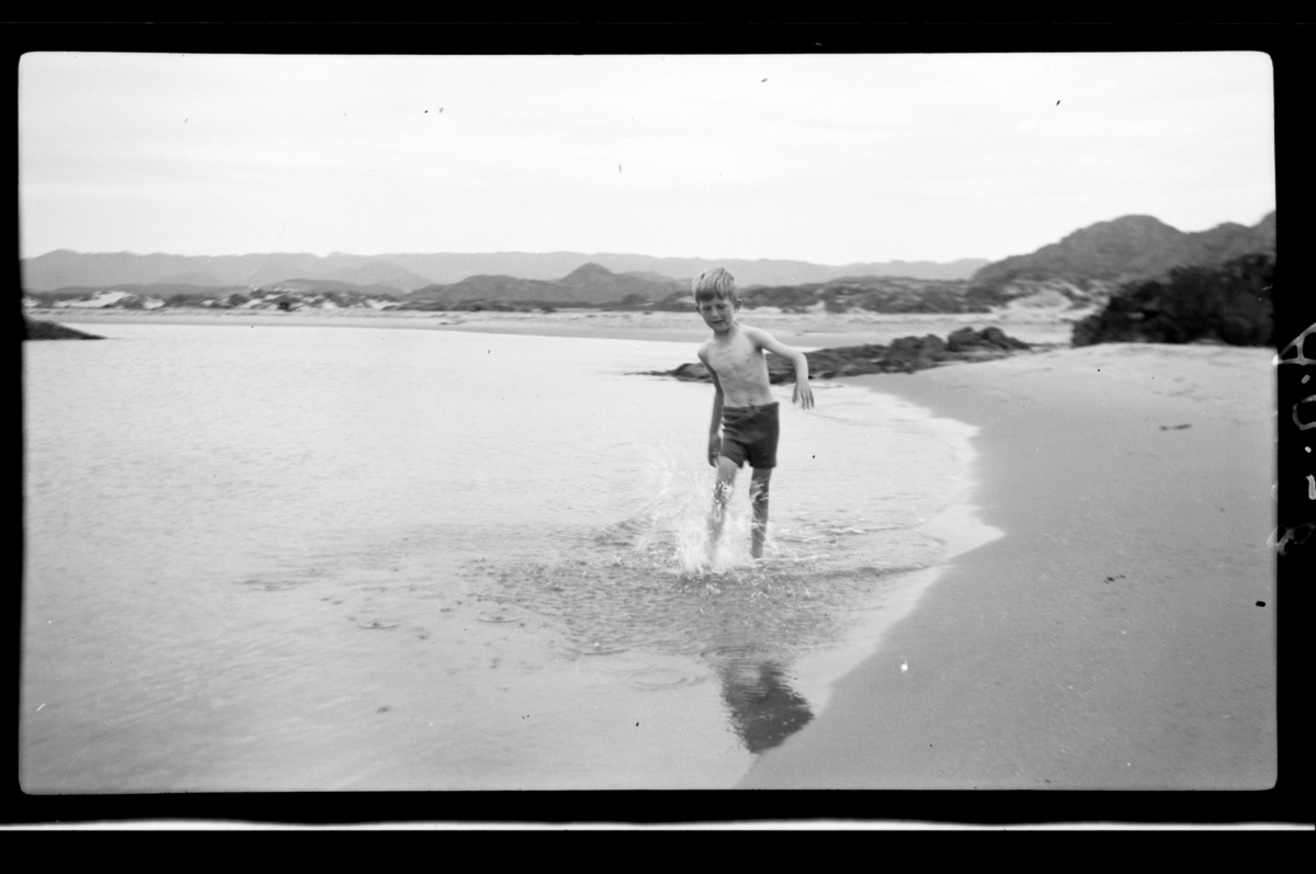 Lars Peter Sundt bader på Husebysanden, Lista. Fotografert 1936 ...