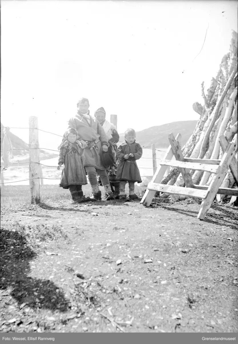 Ekteparet Mathis Nilsen Noste med barna på Lushaugen, Kirkenes ...