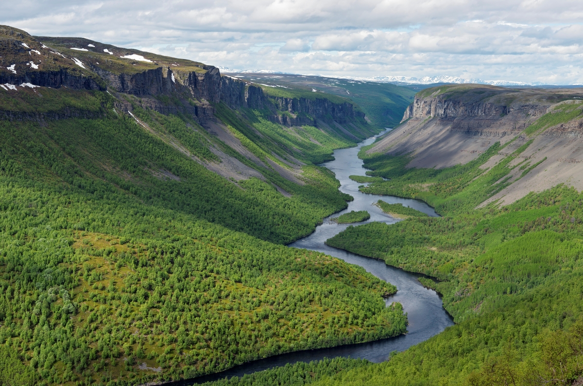 Mot Sautso i dalføret langs Altaelva/Àlttáeatnu, Alta, Finnmark. Alta ...
