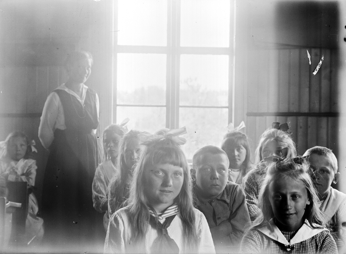 Lärarinnan Lisa Ekstrand med skolbarn i klassrummet, Storbo skola ...