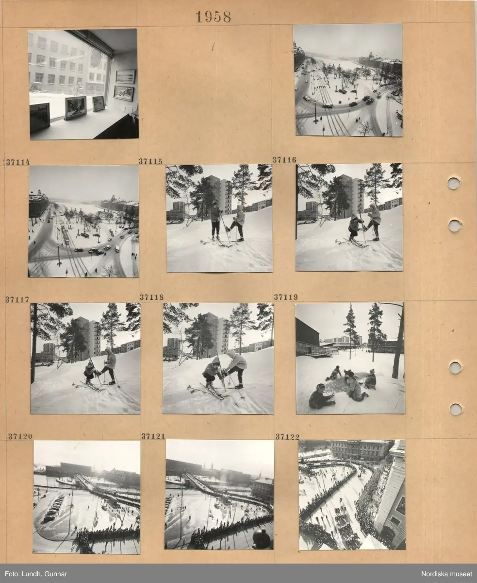 Motiv: (ingen anteckning) ; Interiör med tavlor i ett skyltfönster ...