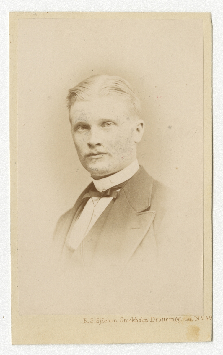 Porträtt av löjtnant Axel Oscar Efraim Mattson. - Armémuseum ...