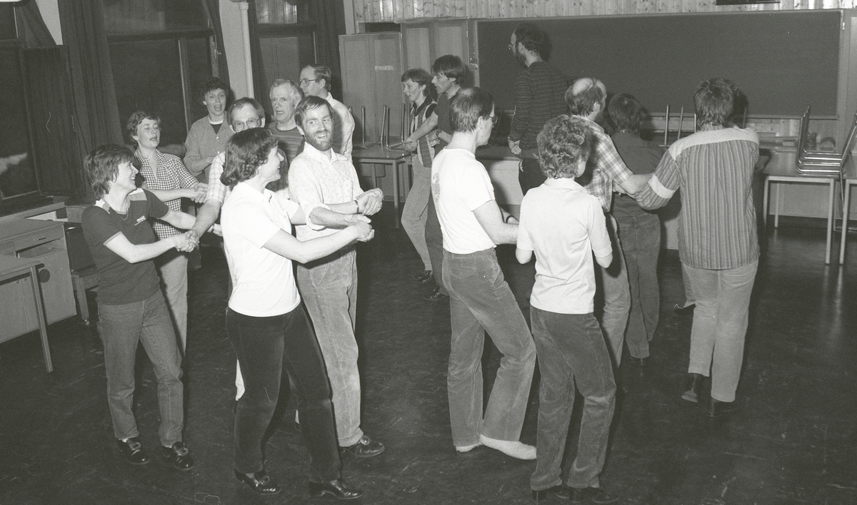 Trysil-Knut dans og spelmannslag. Hallingdans, felespill, dans og lek ...