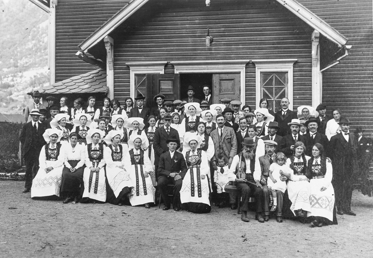Bryllaupet til Gjertrud Pettersen frå Eidfjord og Lars Bakke frå Odda ...