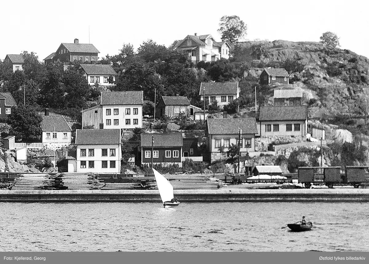 Barbu, Arendal i 1910 med Barbu kirke, bygget 1880. Utsnitt. - Østfold ...
