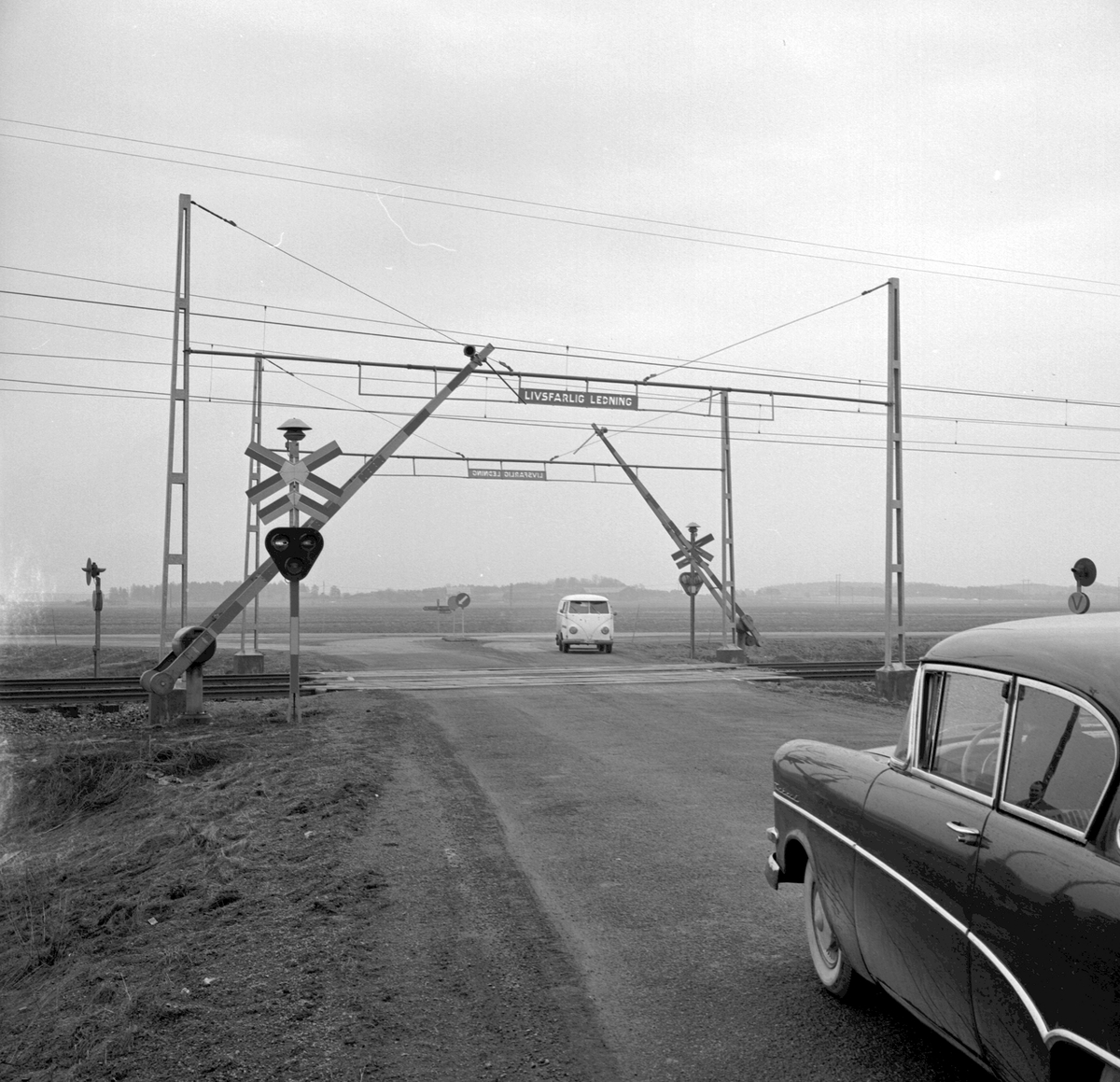 Plankorsning med bommar. - Järnvägsmuseet / DigitaltMuseum