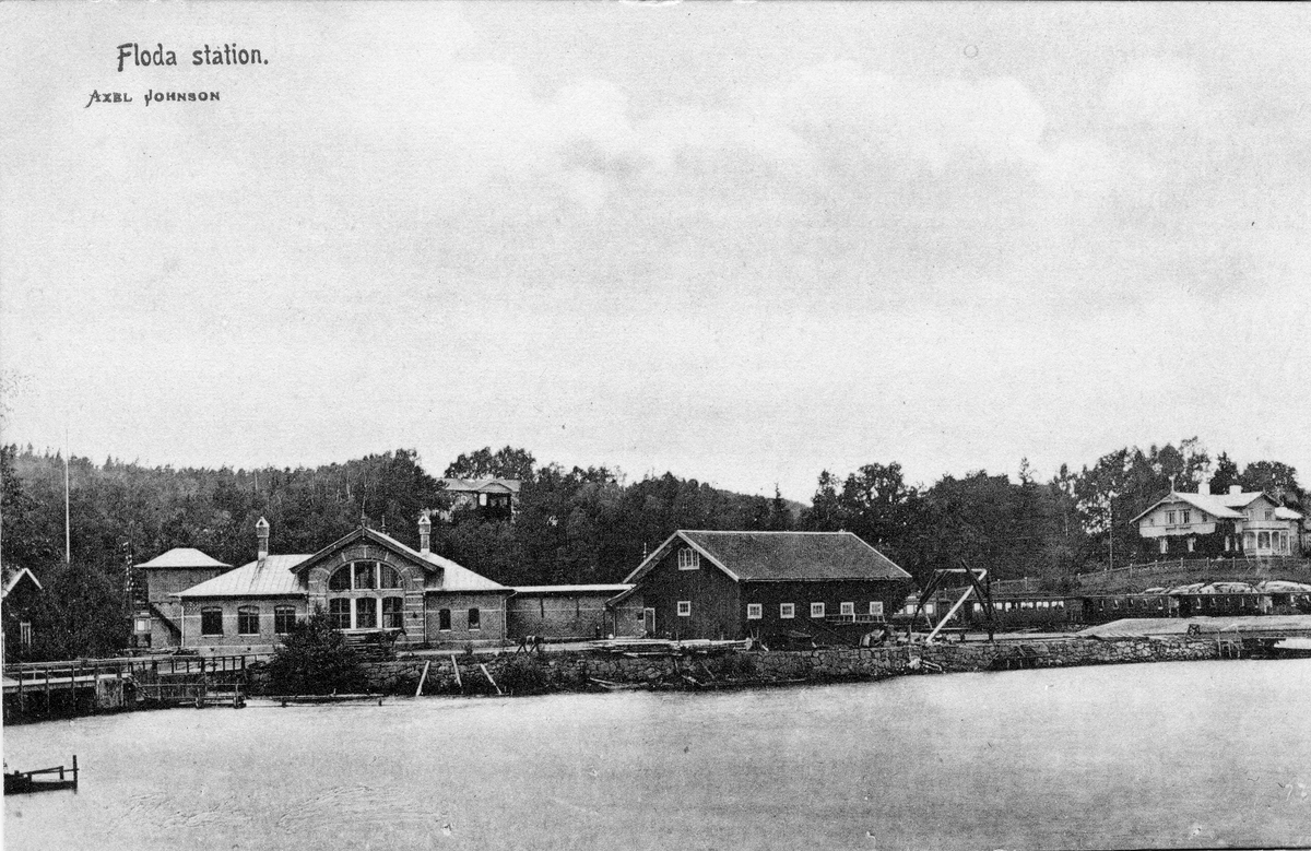 Den gamla järnvägsstationen i Floda. Vid järnvägsspåret mellan ...