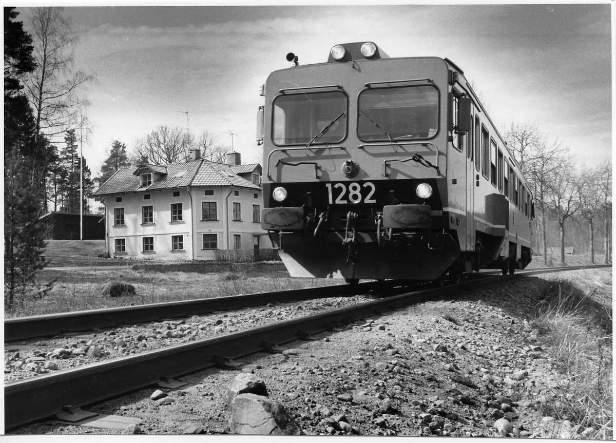 Statens Järnvägar, SJ Y1 1282 passerar Almviks f.d station ...