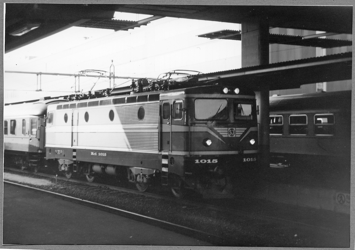 Statens Järnvägar, SJ Rc1 1015 vid Stockholms Central. - Järnvägsmuseet ...