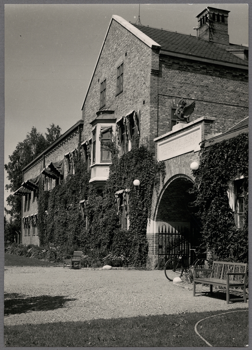 Örebro centralverkstad med SJ logga ovanför entrén till kontorslokalen ...