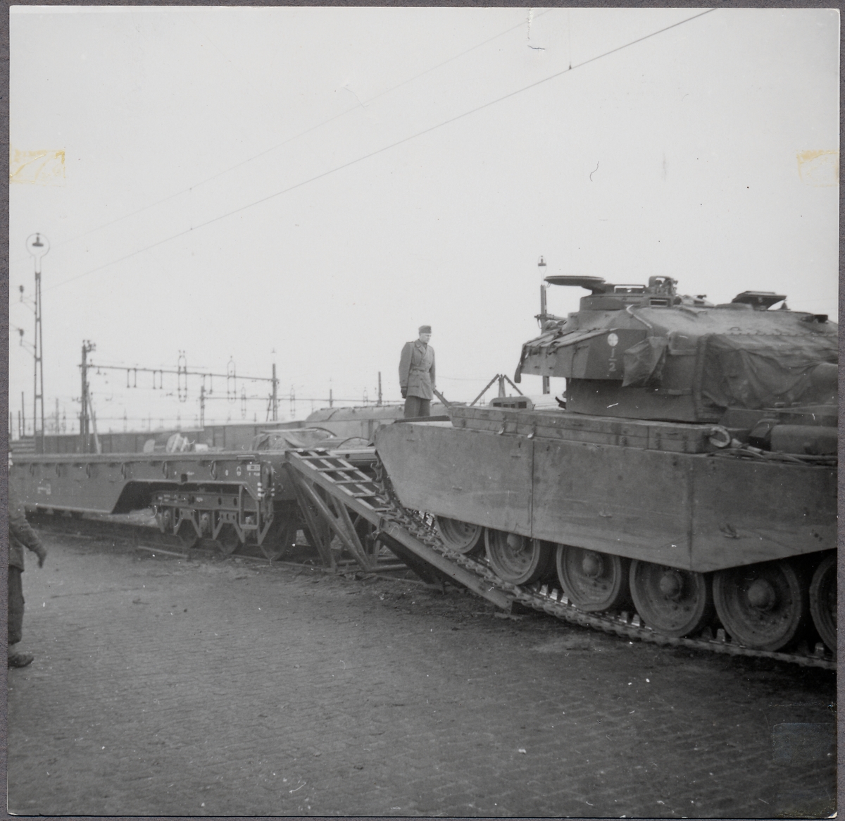 Stridsvagn 81 Centurion lastas på vagn SJ Sdu 100407. - Järnvägsmuseet ...