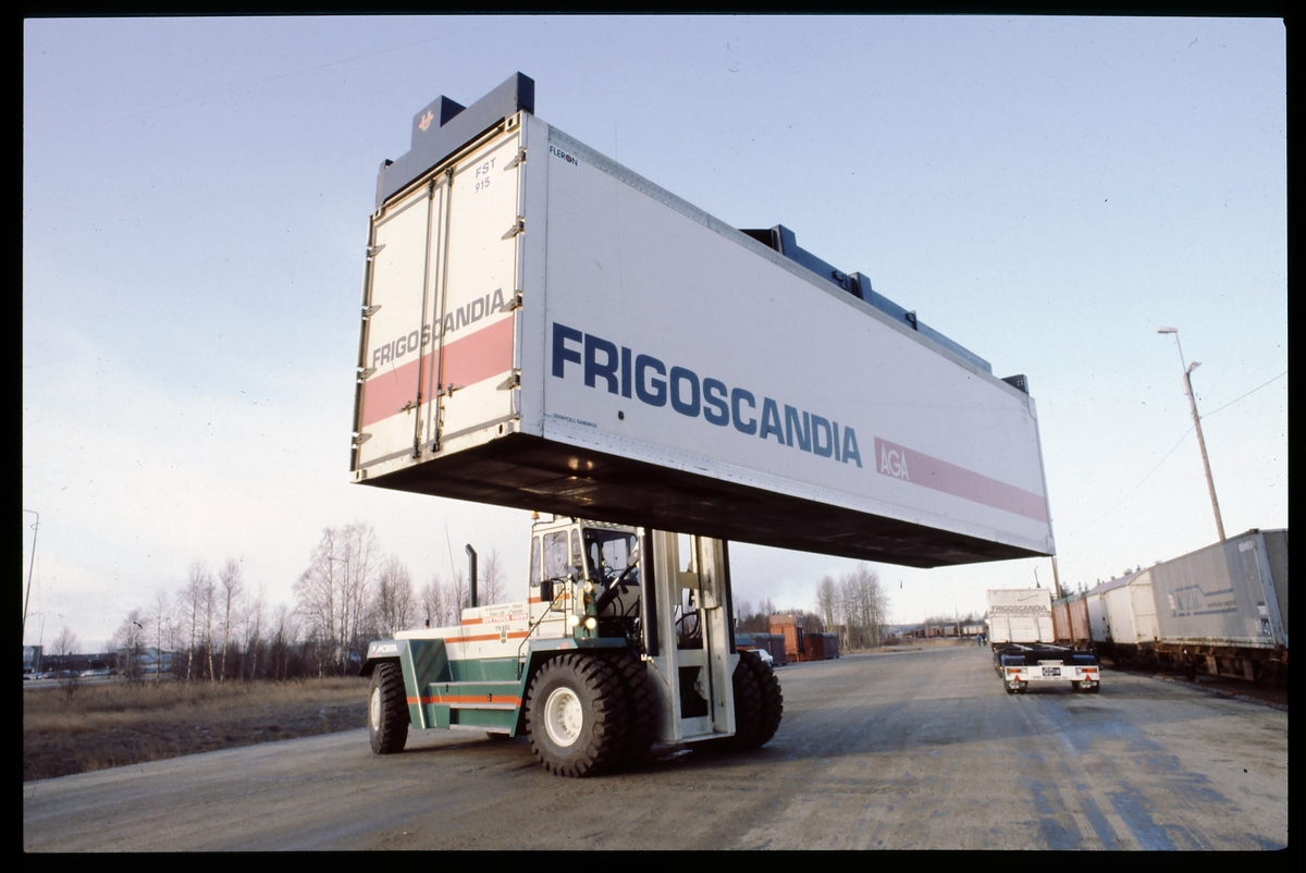 Lastning av container. - Järnvägsmuseet / DigitaltMuseum