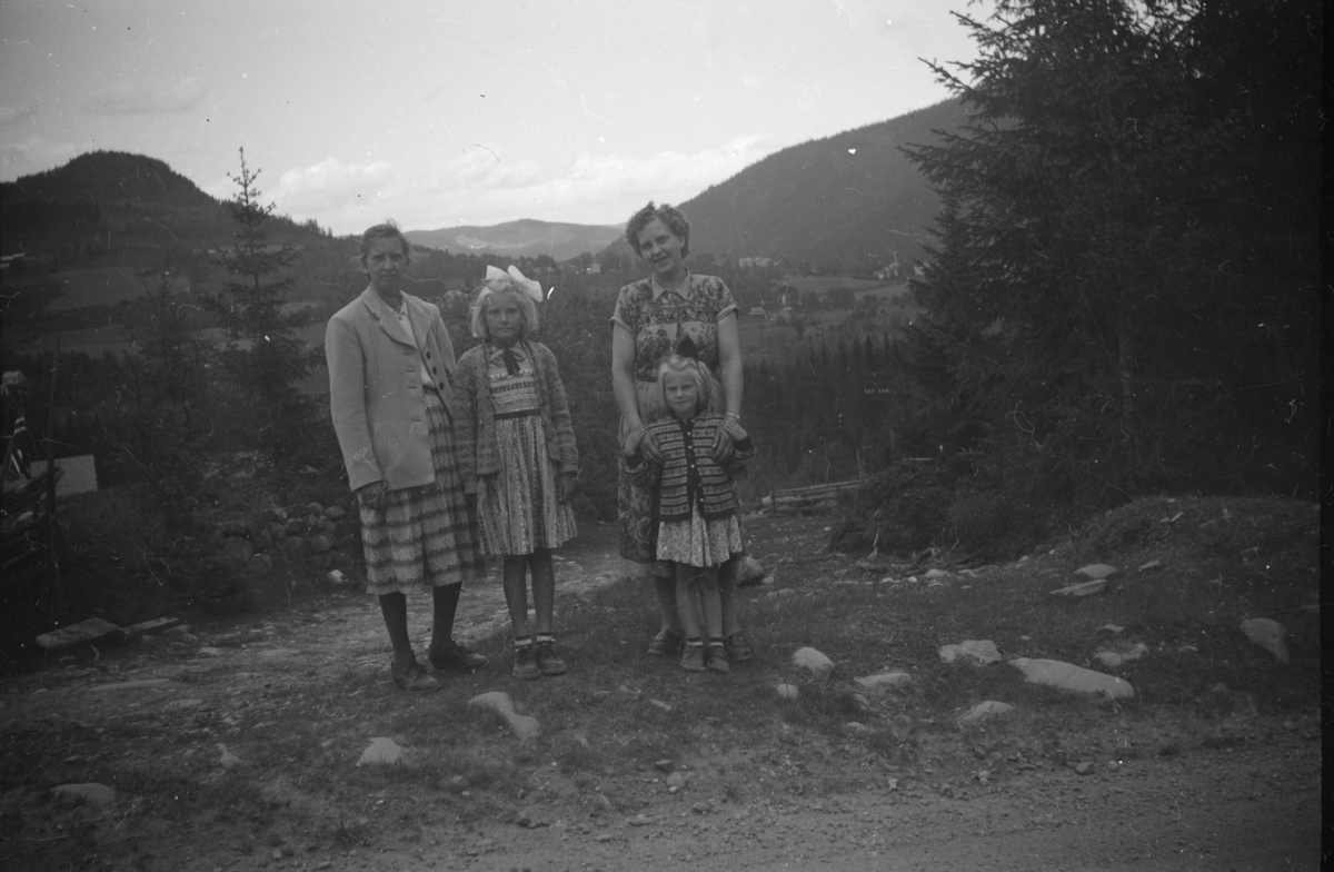Hanna, Astrid og Hjørdis Børresen samt Astrid Møllerstuen. De to barna ...