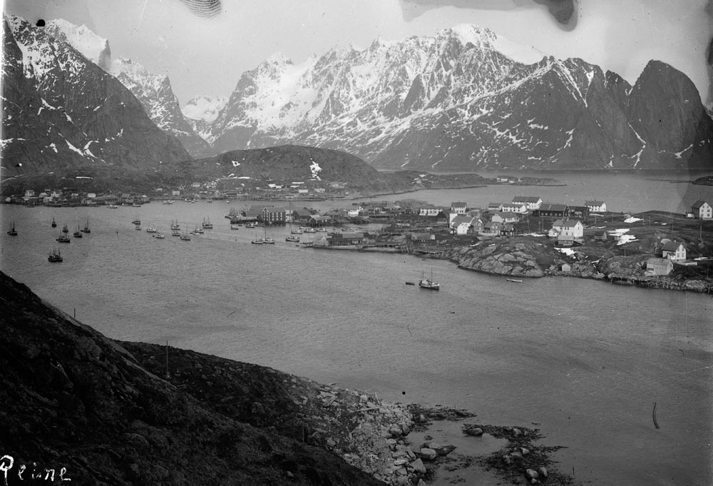 Moskenes, Reine. Tettstedet Reine i Lofoten med bygninger og fiskebåter ...