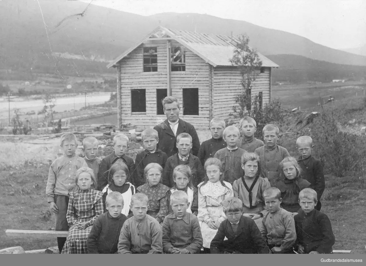 Skeievoll skule 1906. 1. rekke frå v.: Trygve Ruste, Hans Lindsøhaug ...