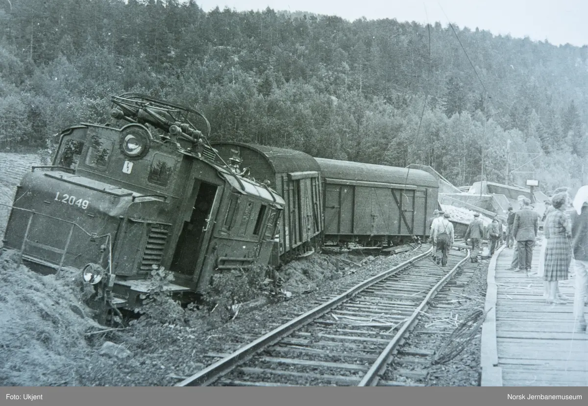 Elektrisk lokomotiv type El 1 nr. 2049 med godstoget til fra Herøya til ...