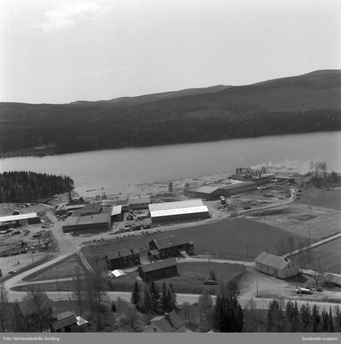 Flygfoton över Hassela, Plyfa-fabriken och omgivande gårdar ...