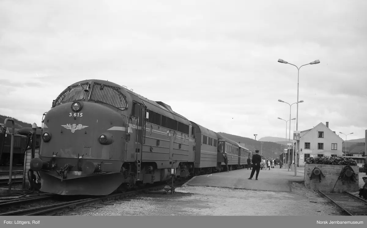 Diesellokomotiv Di 3 615 med dagtoget fra Bodø til Trondheim på Mo i ...