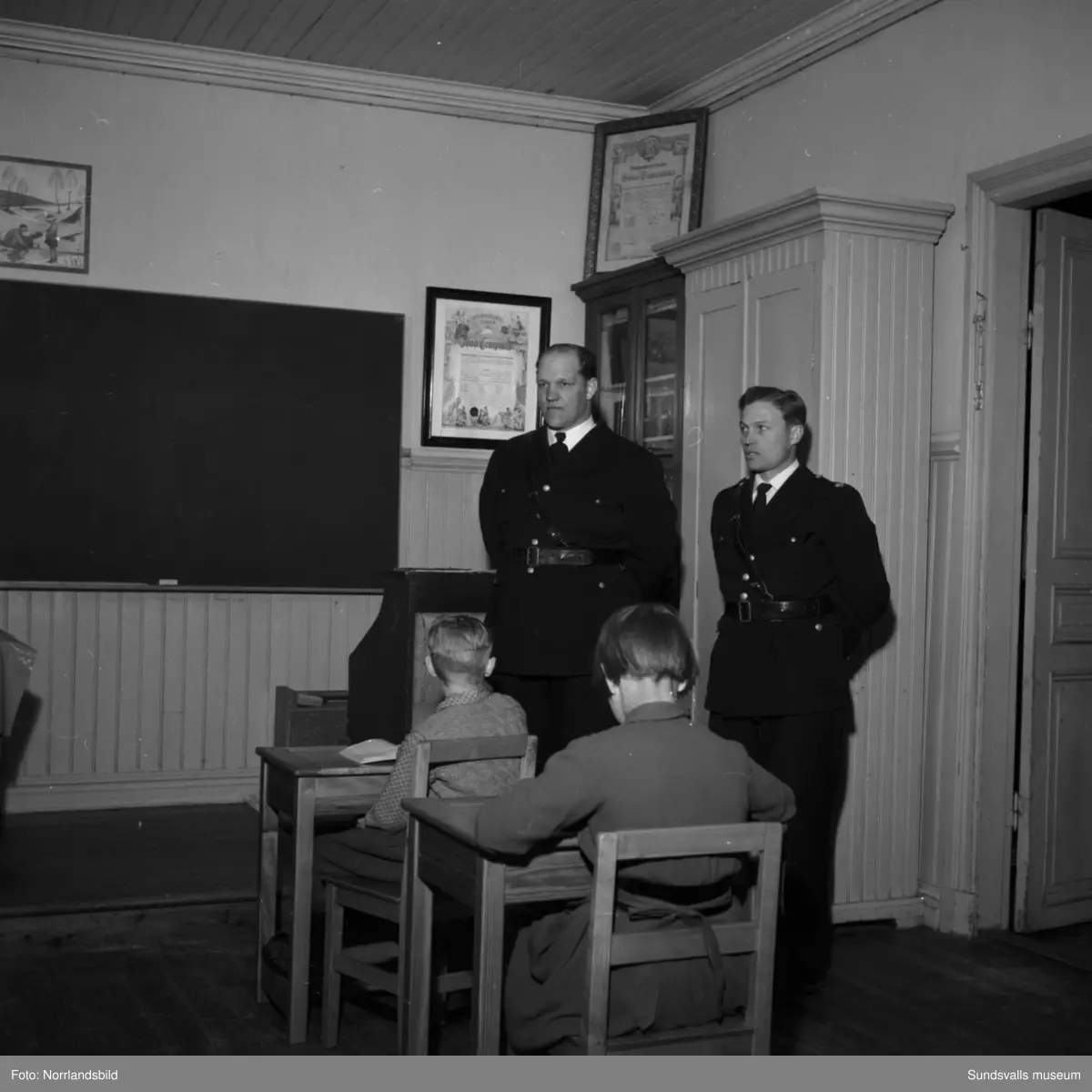 Barnen vid Furubergs skola eskorteras till skolan av fjärdingsmännen ...