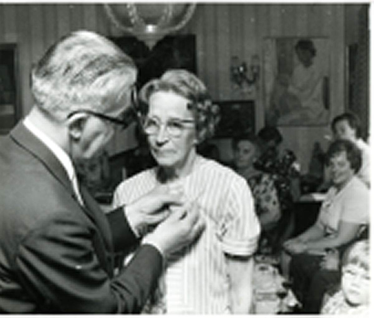 Sofie Fossum hedres med Norges vels medalje for lang og tro tjeneste ...