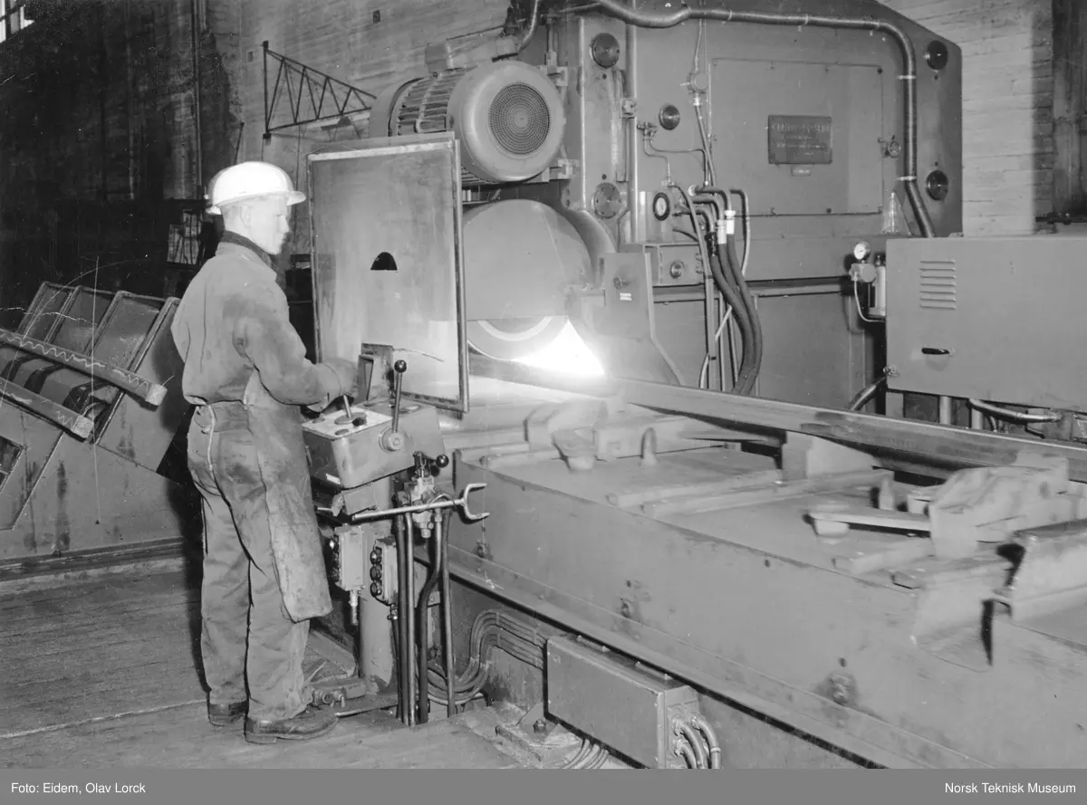 Emneslipemaskin som fjerner sprekker i emnene. Jernlager 2, Christiania ...