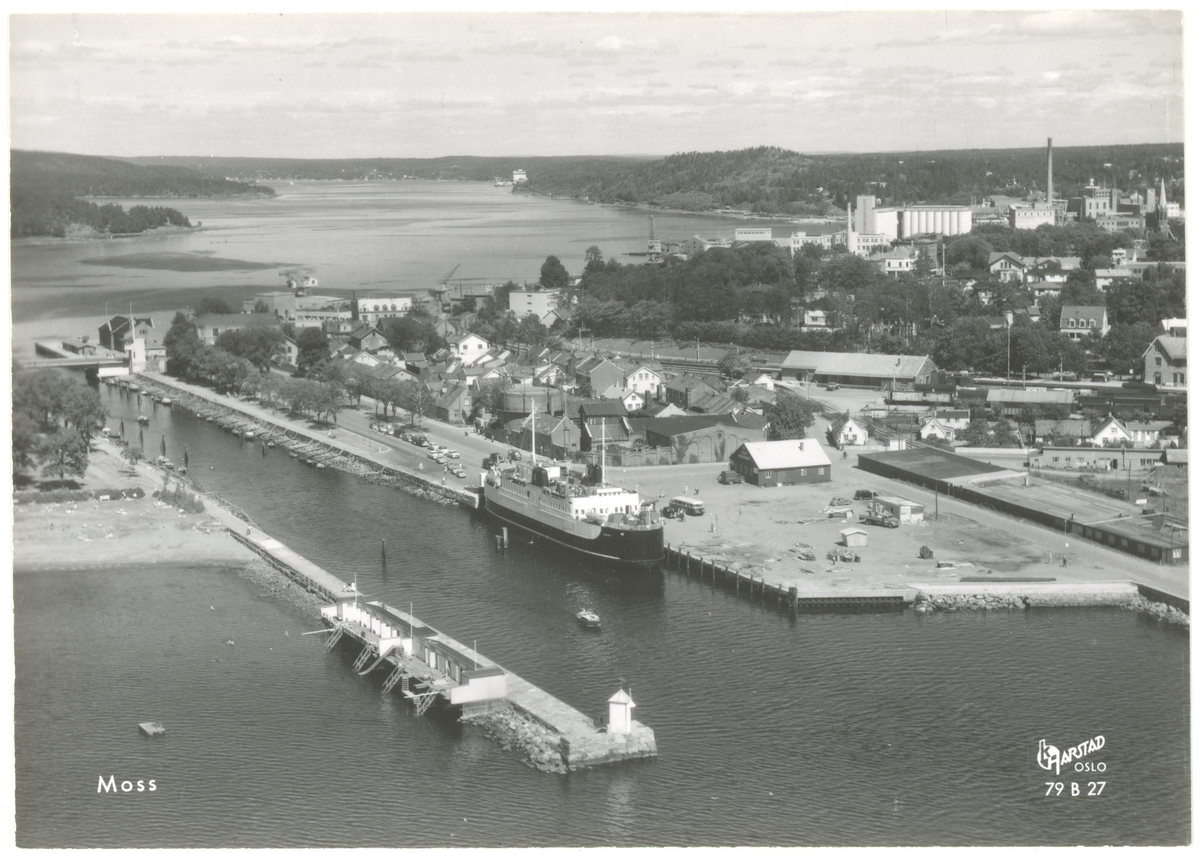 Flyfoto. Detaljer: Kanalen, badehuset, molo, Bastø 1, Moss Gassverk ...