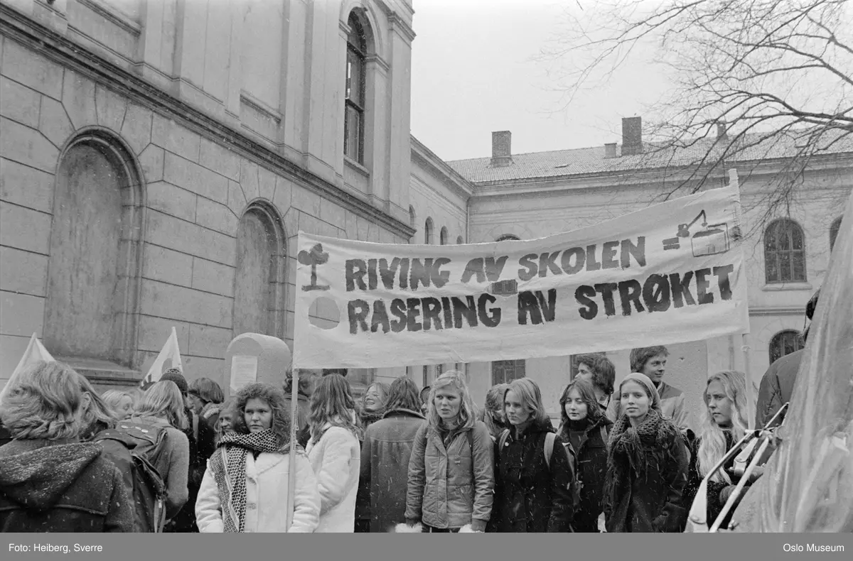 Demonstrasjon mot riving av Hammersborg skole. - Oslo Museum ...