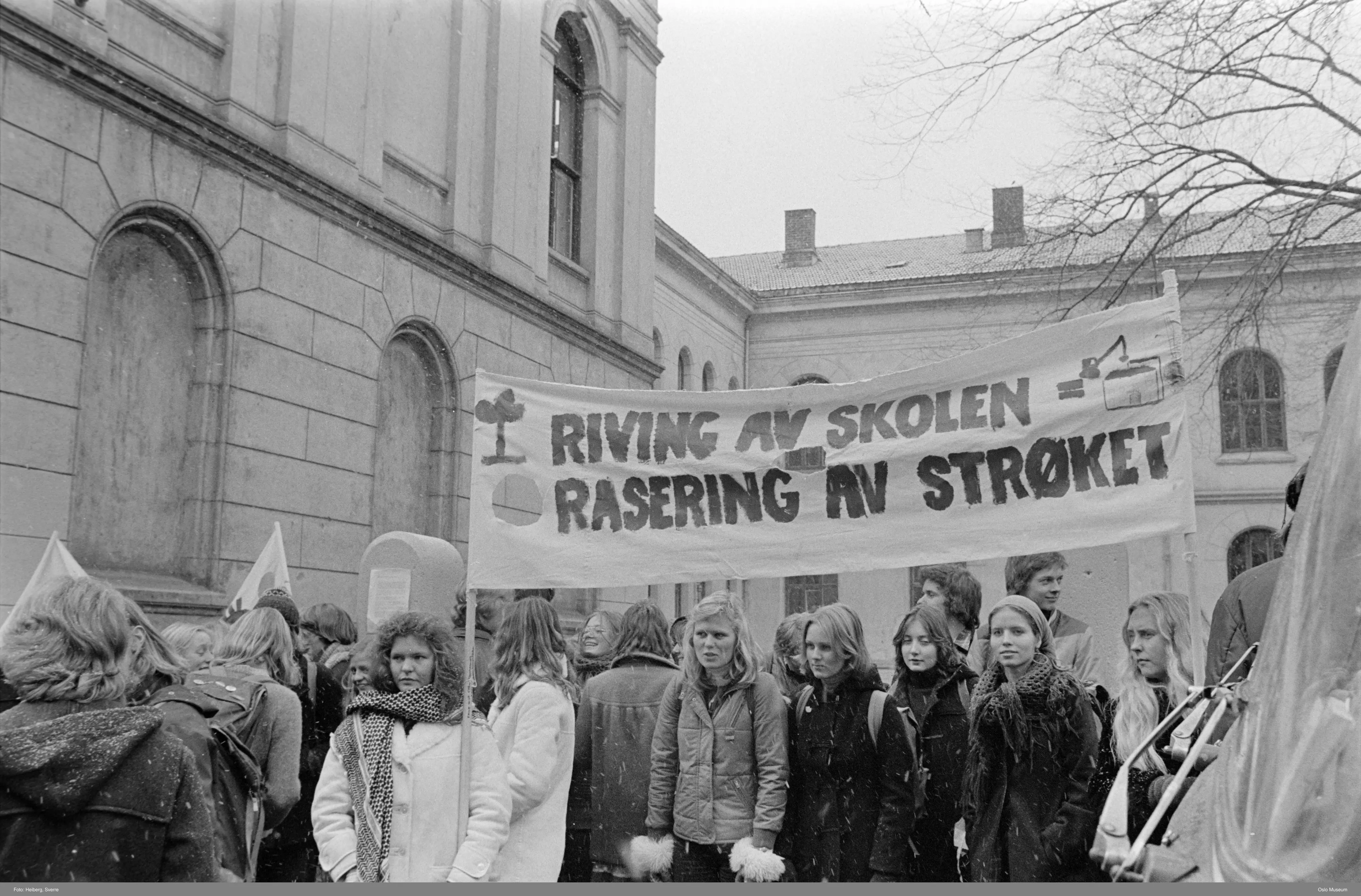 Demonstrasjon mot riving av Hammersborg skole. - Oslo Museum ...