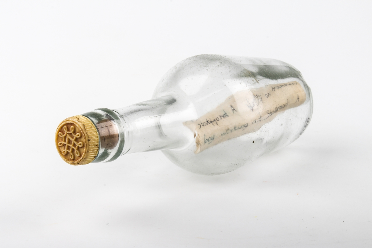 Flaske - Norsk Oljemuseum / DigitaltMuseum