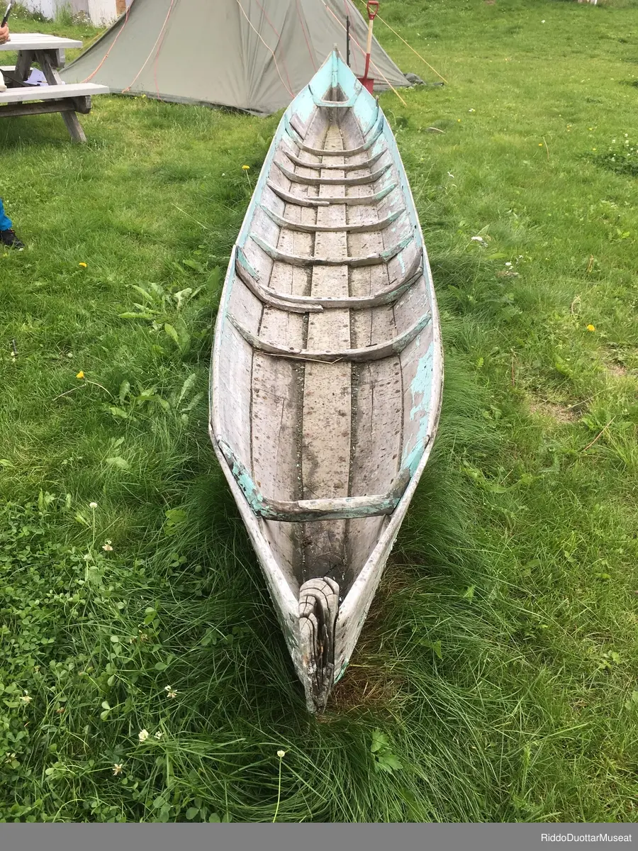 Dokumentasjon av en elvebåt i privat eie. Båten ble seinere gitt som ...