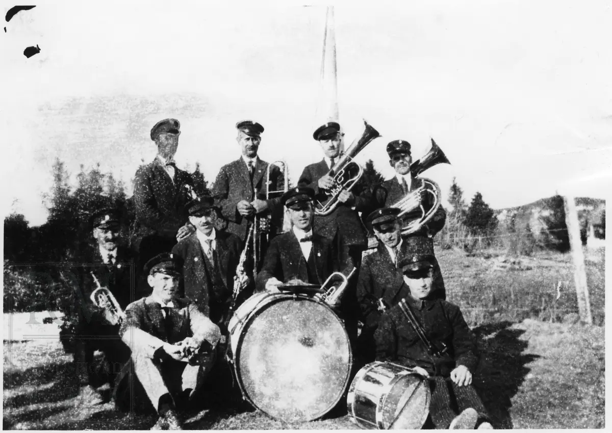 Hormusikkorkester, korps, i uniform og med instrumenter, - Hadeland ...