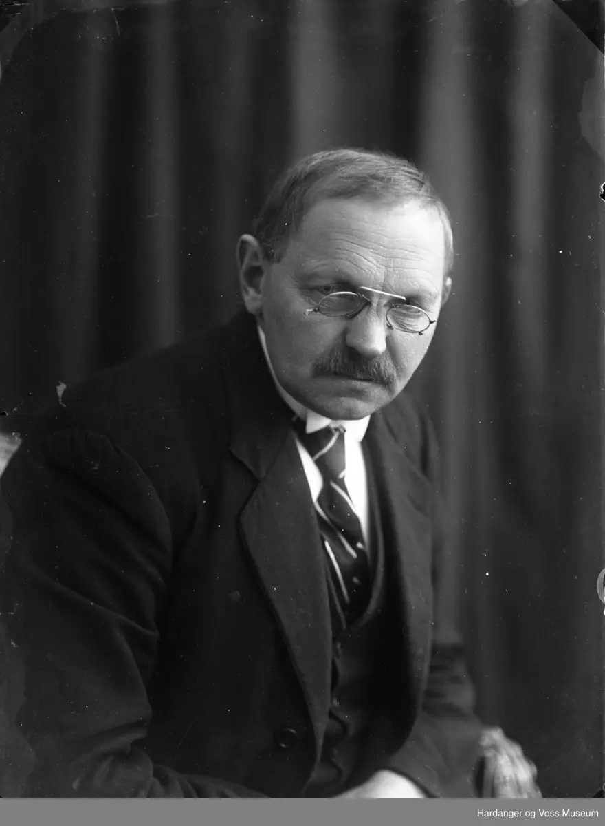 Portrett, mann med lorgnett - Hardanger og Voss Museum / DigitaltMuseum