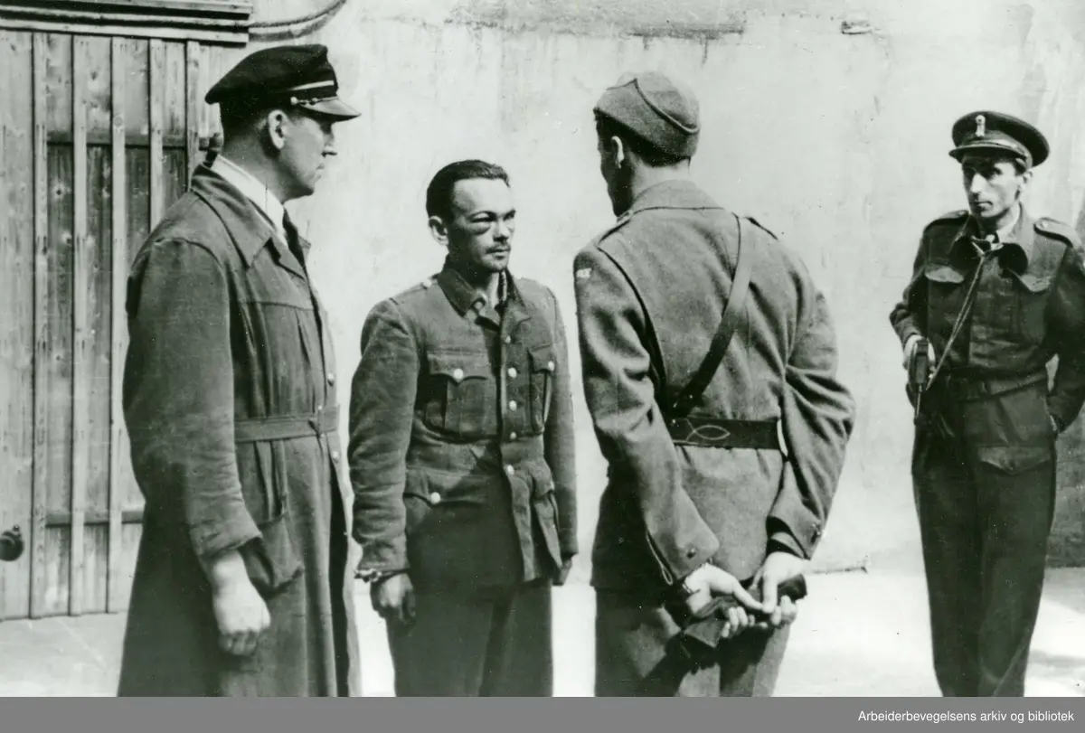 Henry Oliver Rinnan med oppasser og to militære. Rettsoppgjøret ...