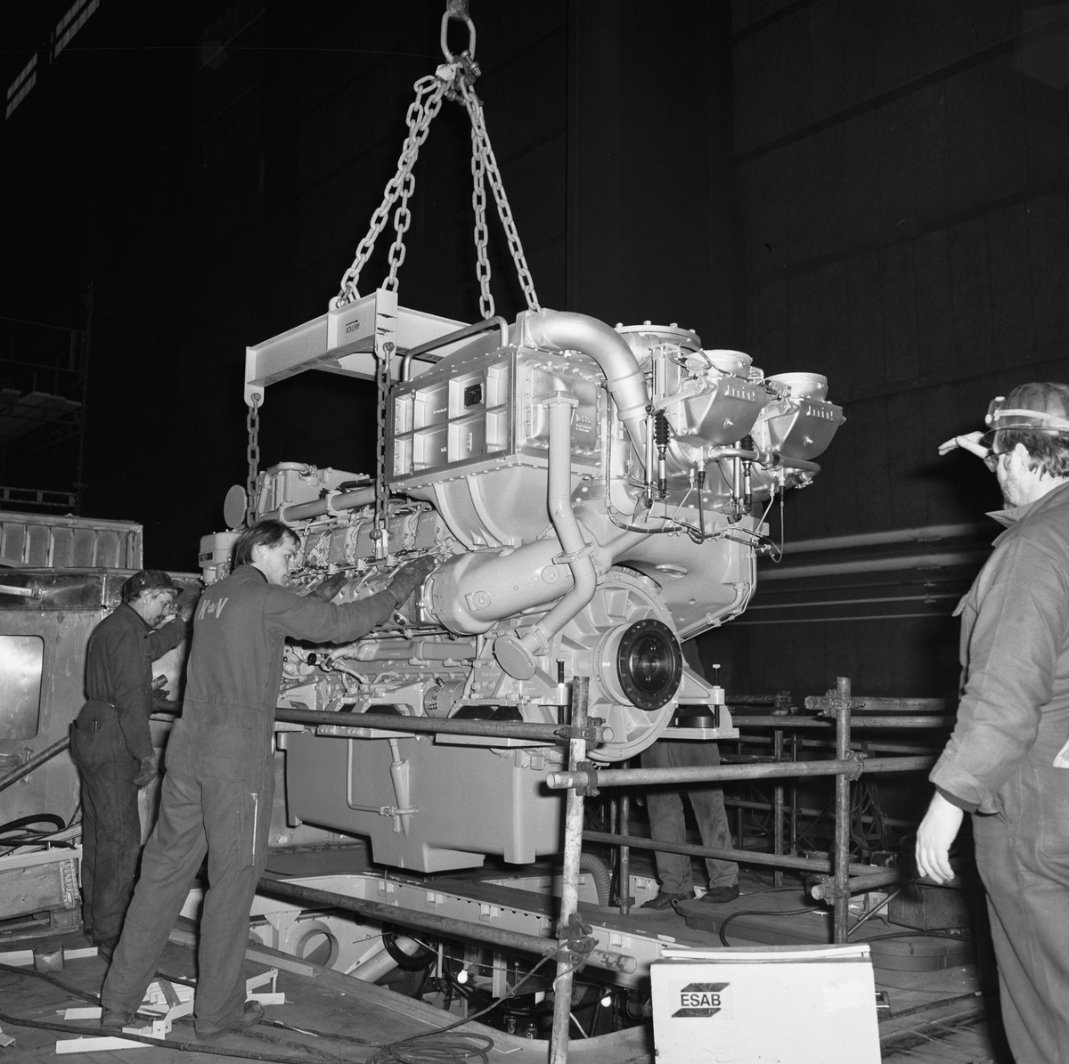 Lyft av motor till kkv typ Göteborg - Marinmuseum / DigitaltMuseum