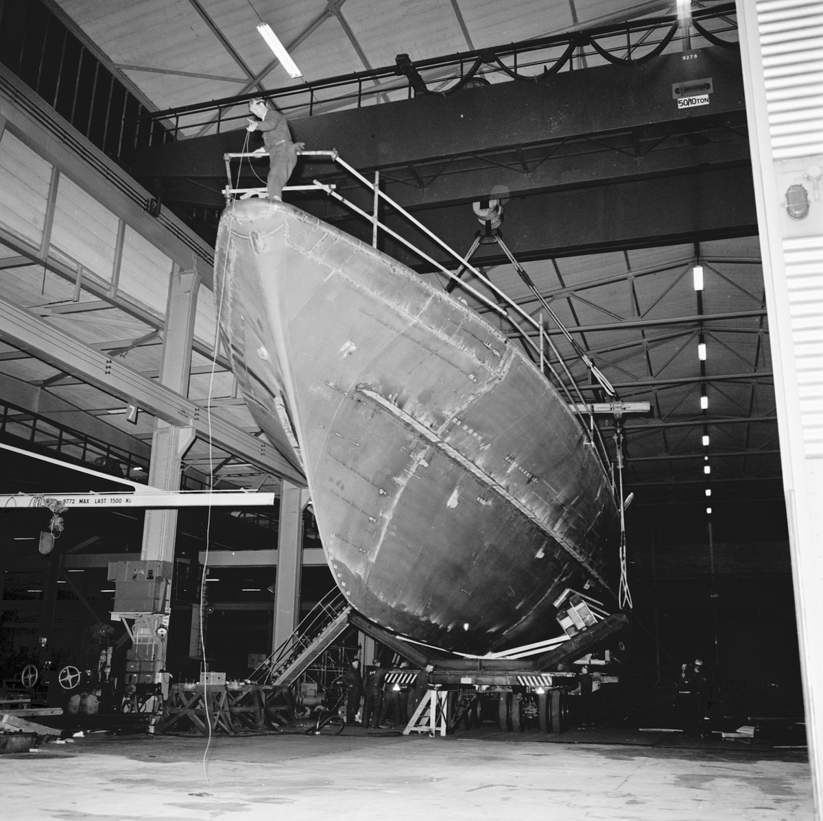 Lyft av T 121 på bädden - Marinmuseum / DigitaltMuseum