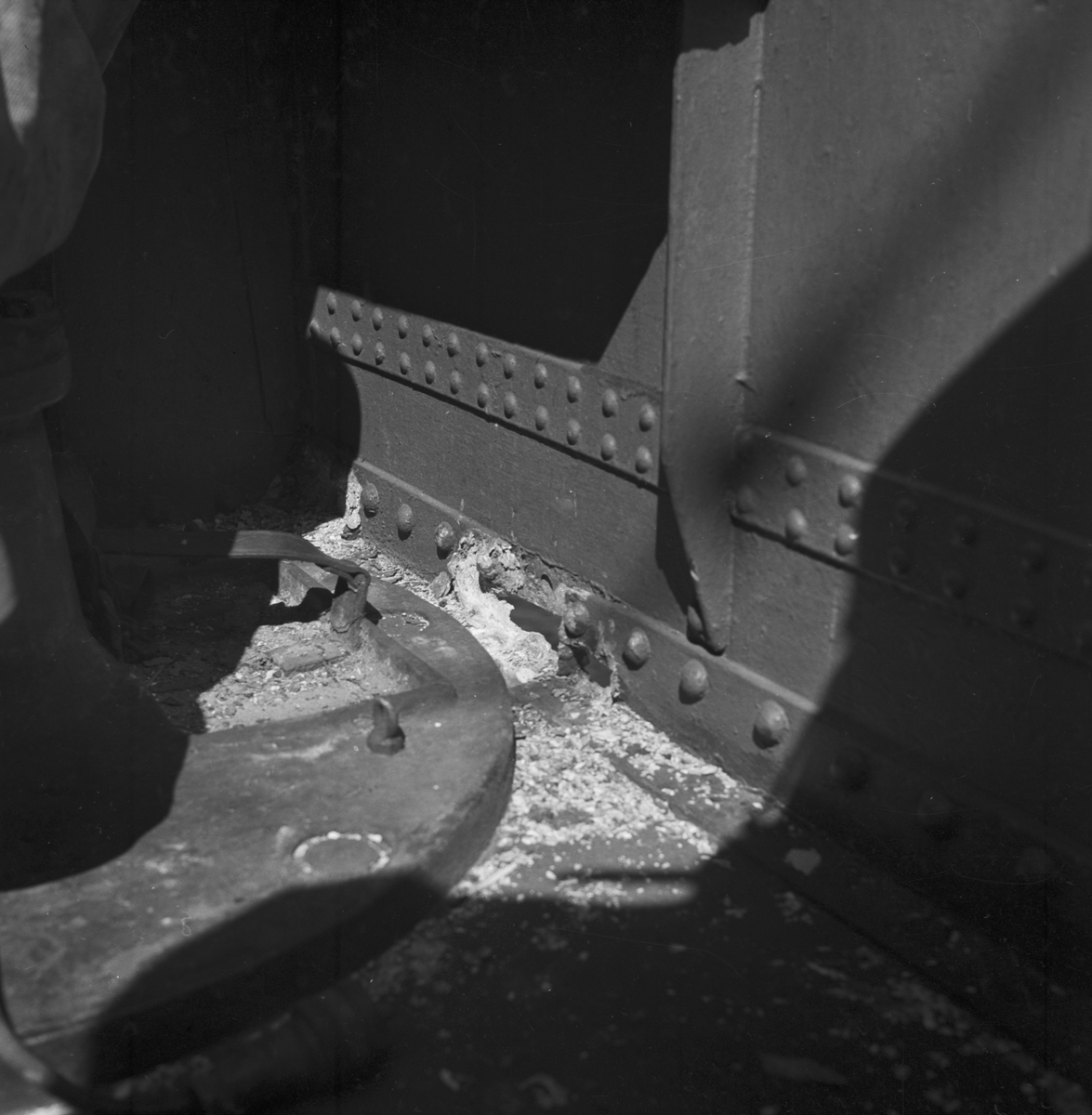 "Tre Kronar" frätskador å skott skarvsekt. - Marinmuseum / DigitaltMuseum