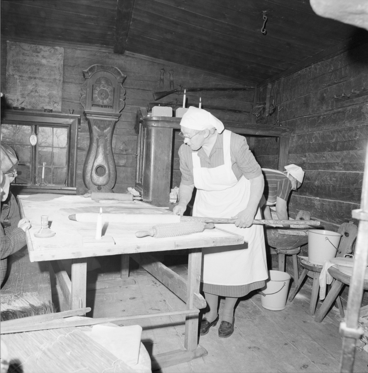2:a Advent Skansens julmarknad. Tunnbrödsbakning i Älvrosgården ...