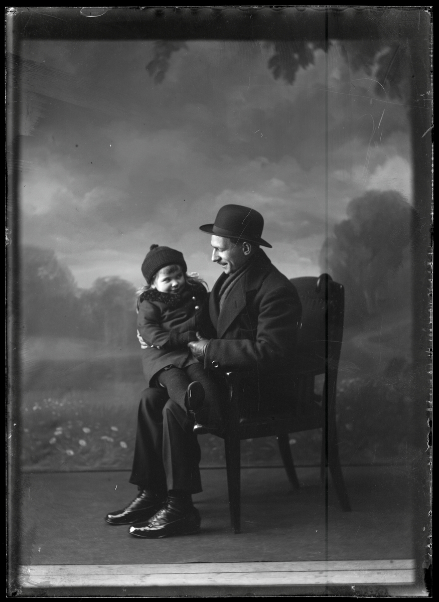 Simon Andersson med dottern - Västergötlands museum / DigitaltMuseum