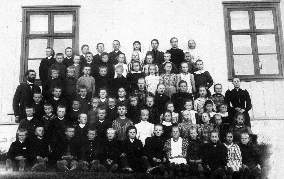 Asak skole 1895. Lærer Bakke, i midten bakerst i hvit kjole: Ragnhild ...