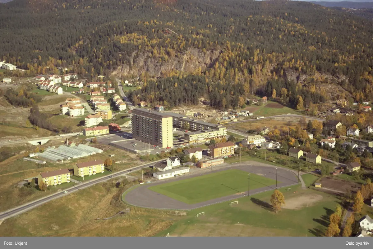 Grorud senter med Trondheimsveien og Grorud idrettsanlegg i front ...