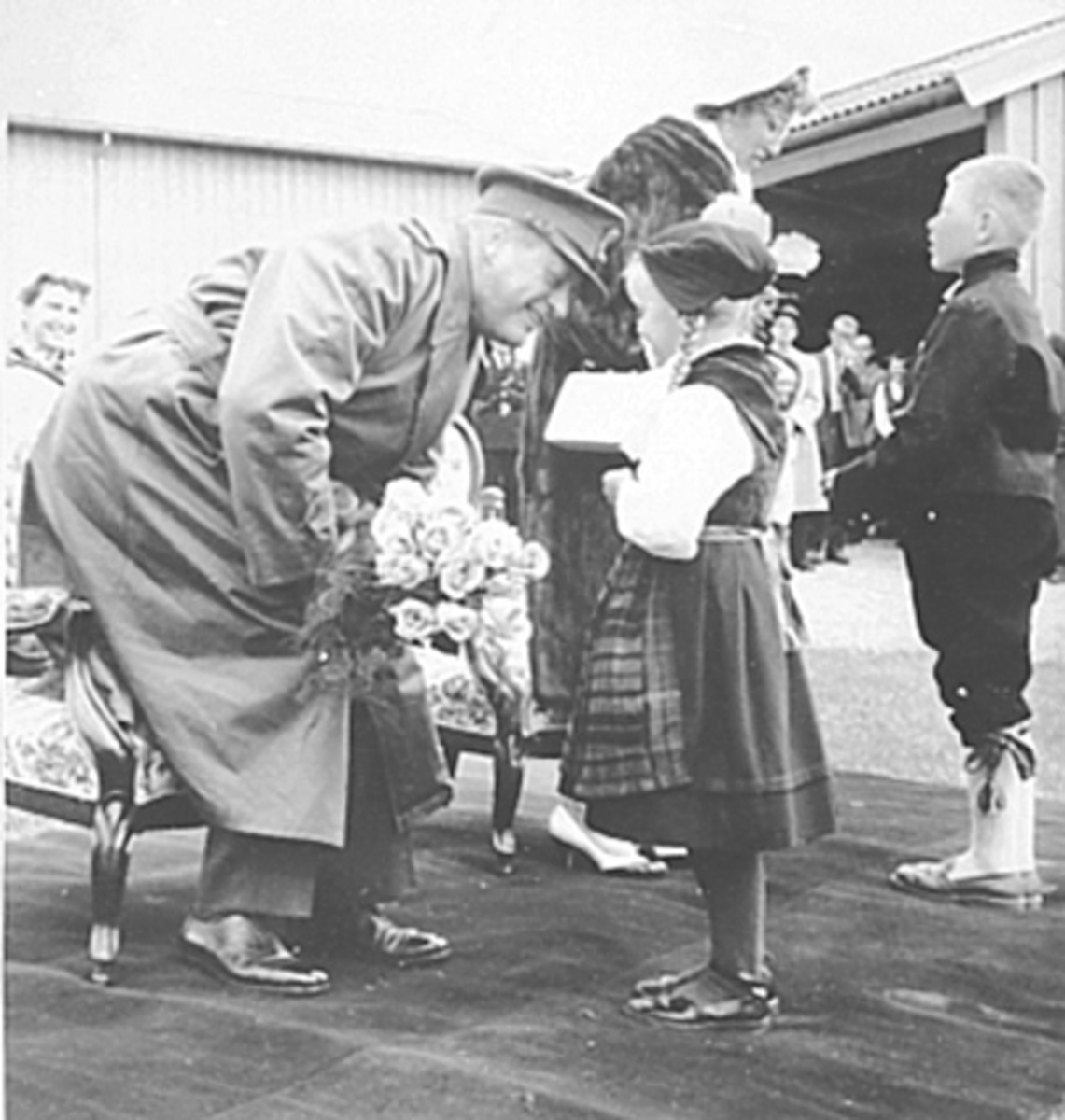 Tynset, signingsreisen 1958, kong Olav og prinsesse Astrid mottar ...