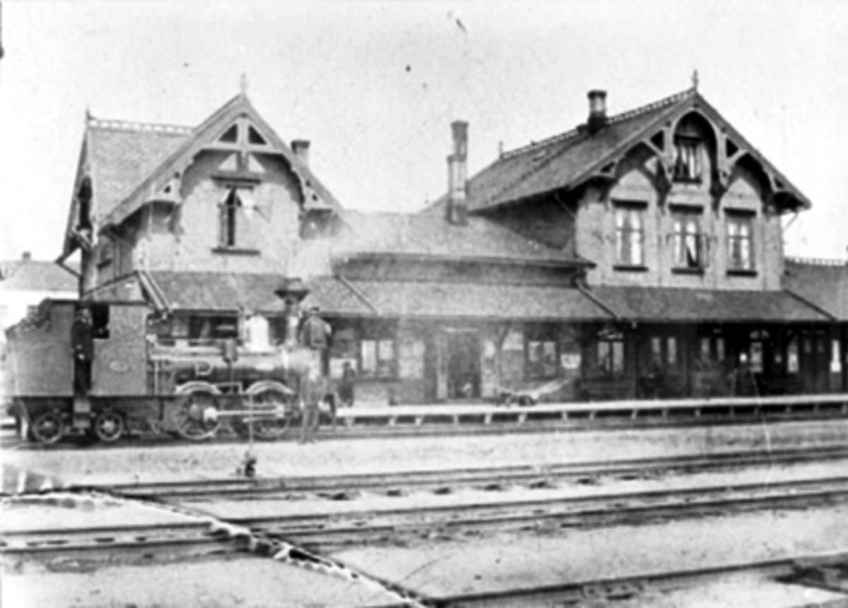 EKSTERIØR ANDRE STASJONSBYGNING, DAMP. LOK NR. 10, HAMAR STASJON - Anno ...