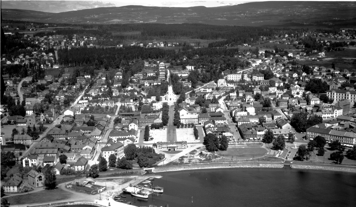 Postkort, Hamar sentrum, flyfoto, i forgrunnen Hamar brygge, mjøsbåtene ...