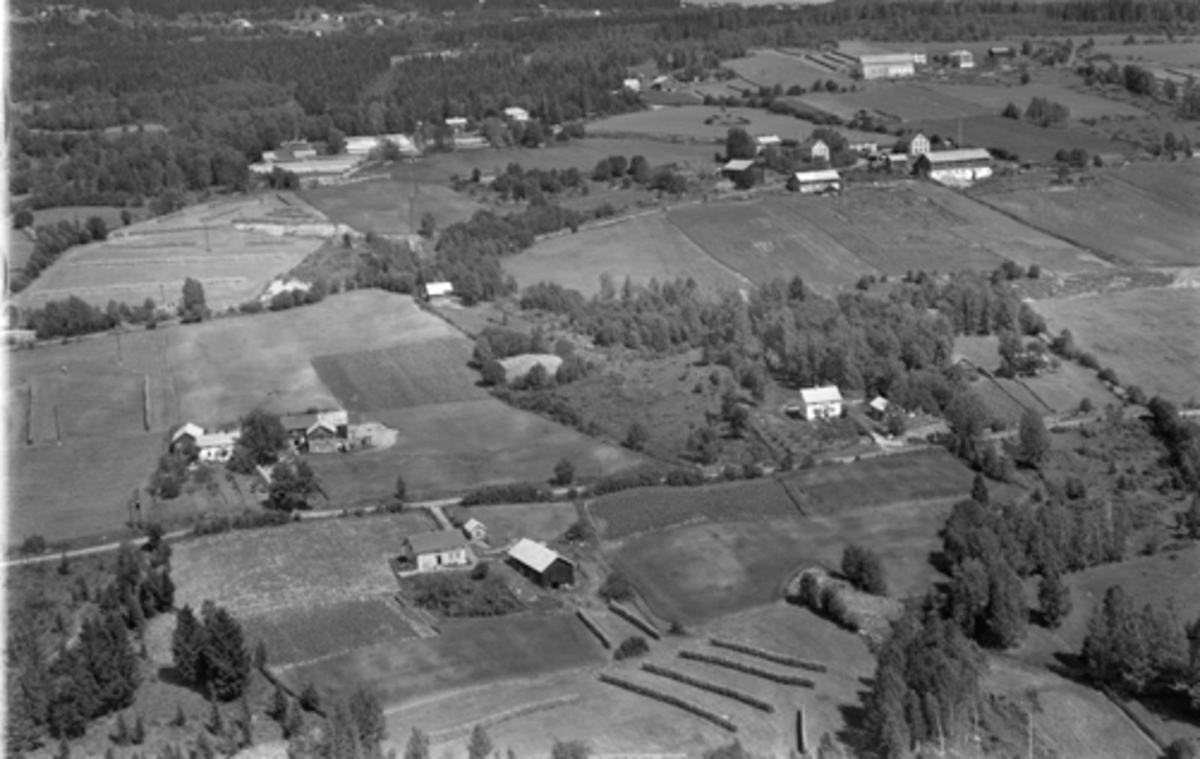 Flyfoto av Øvergård og Nergård i Furnes, Ringsaker. Stor-Kylstad og ...