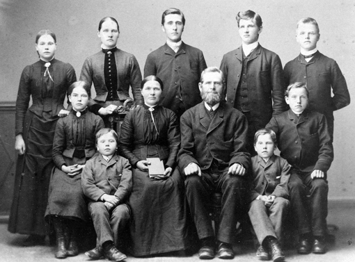 GRANRUD, VANG. CA. 1890. MARTE OG MAGNUS GRANRUDS FAMILIE. FORAN F. V ...