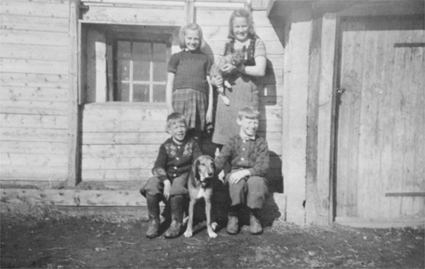GR: 4 BARN, HUND, KATT, SVERRE HANSEN, KNUT GUNNAR TOMTER, HJØRDIS ...
