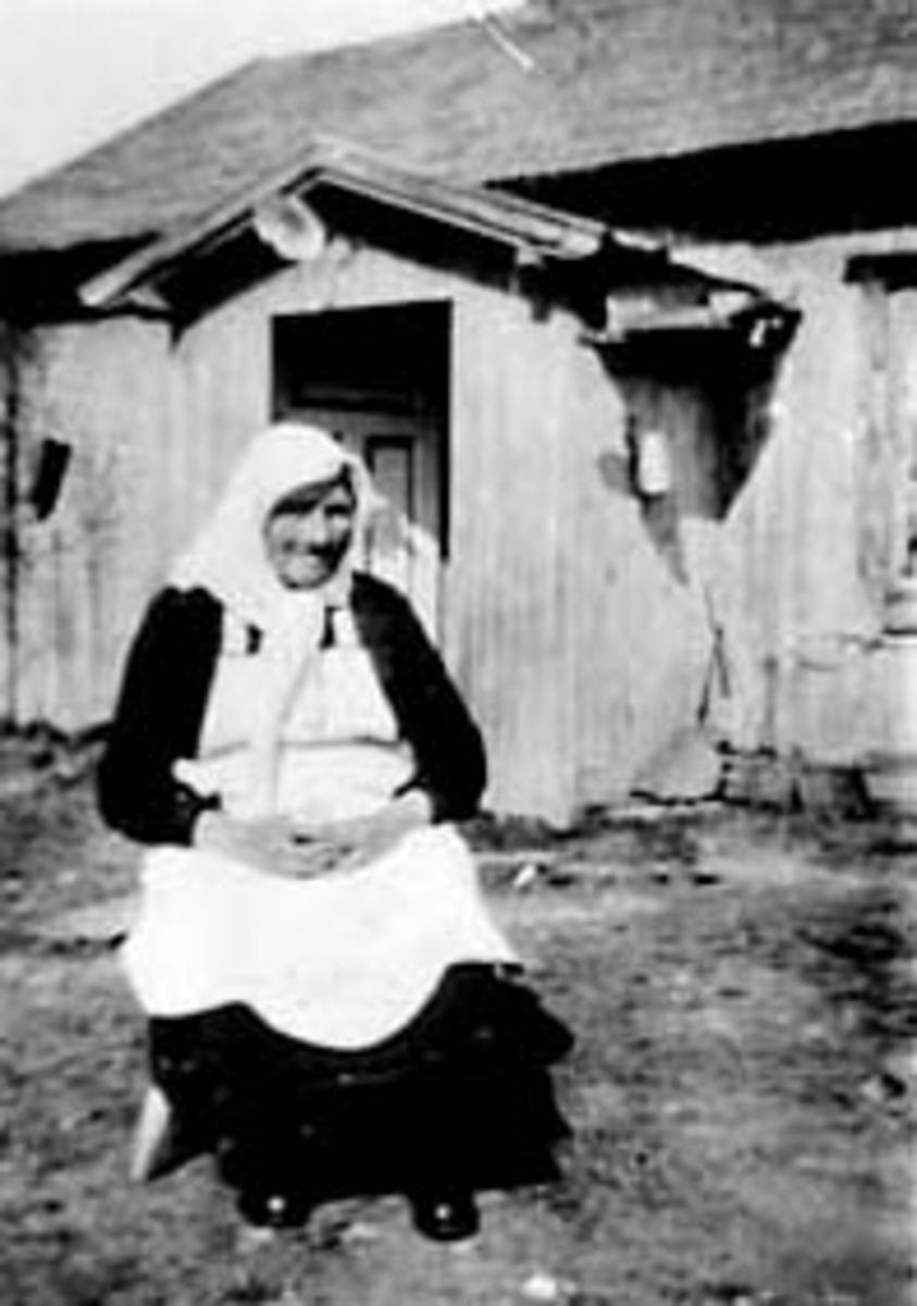 PORTRETT: ANNE HOEL, FORAN: HUSMANNSPLASS LØKKEN UNDER NØTTESTAD SØNDRE ...