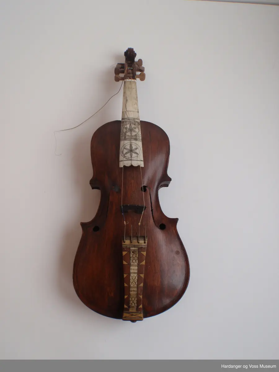 Hardingfele - Hardanger og Voss Museum / DigitaltMuseum