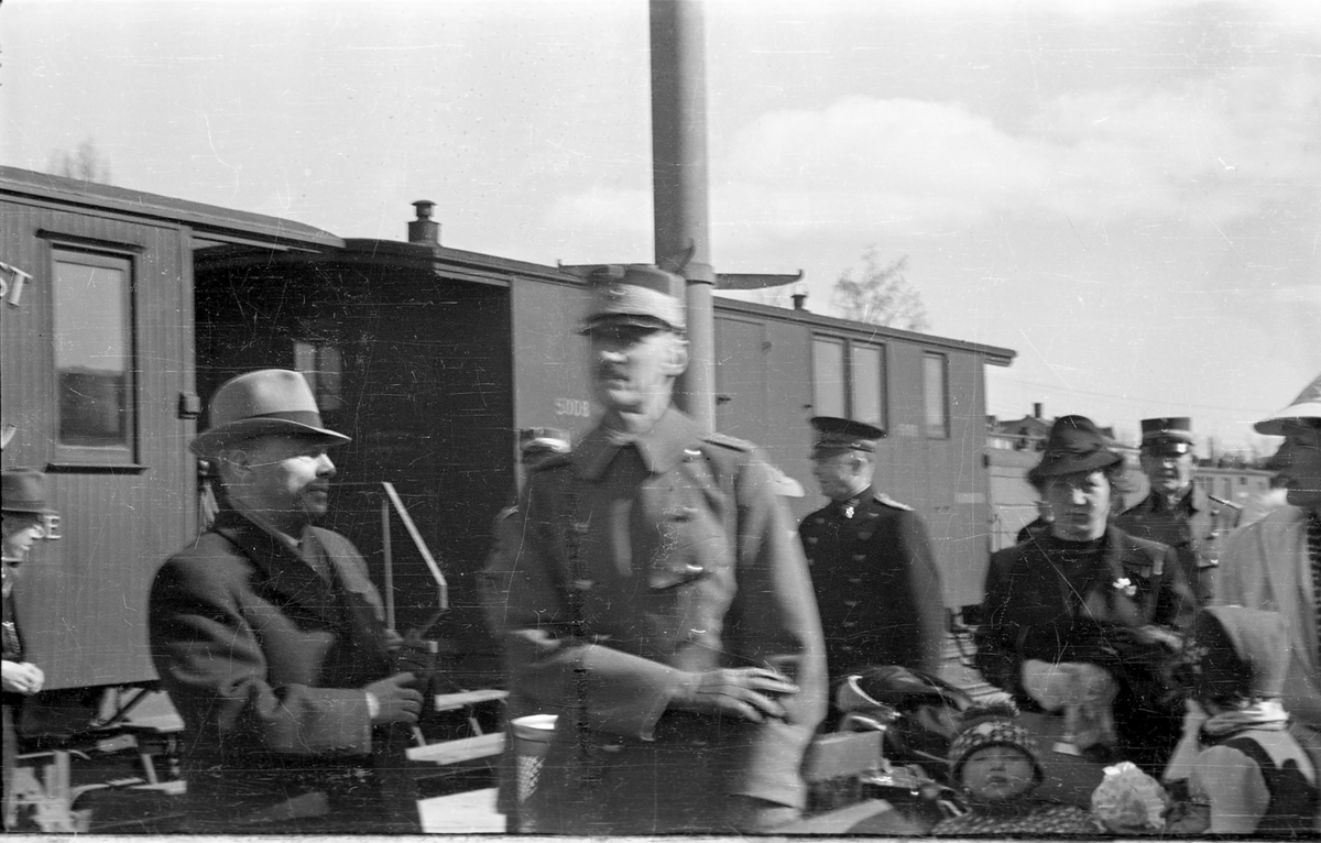 Hamar stasjon, 9. april 1940. Kongefamilien og regjeringen ankommer ...
