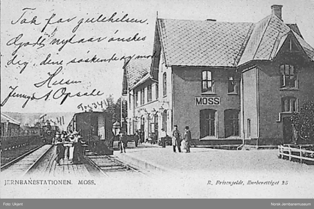 Moss stasjon med stasjonsbygningen, reisende og tog - Norsk ...